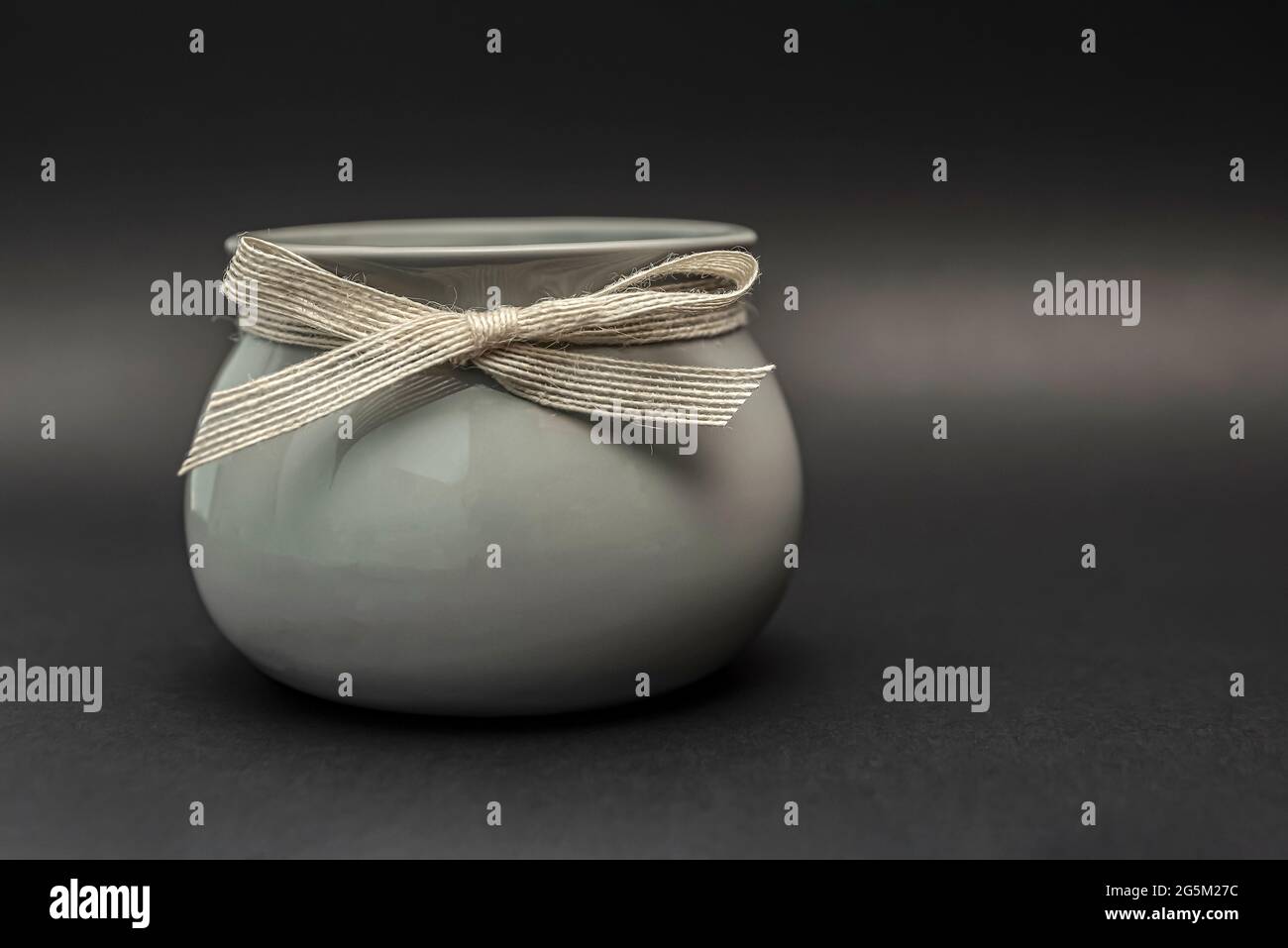 Empty flower pot hi-res stock photography and images - Alamy