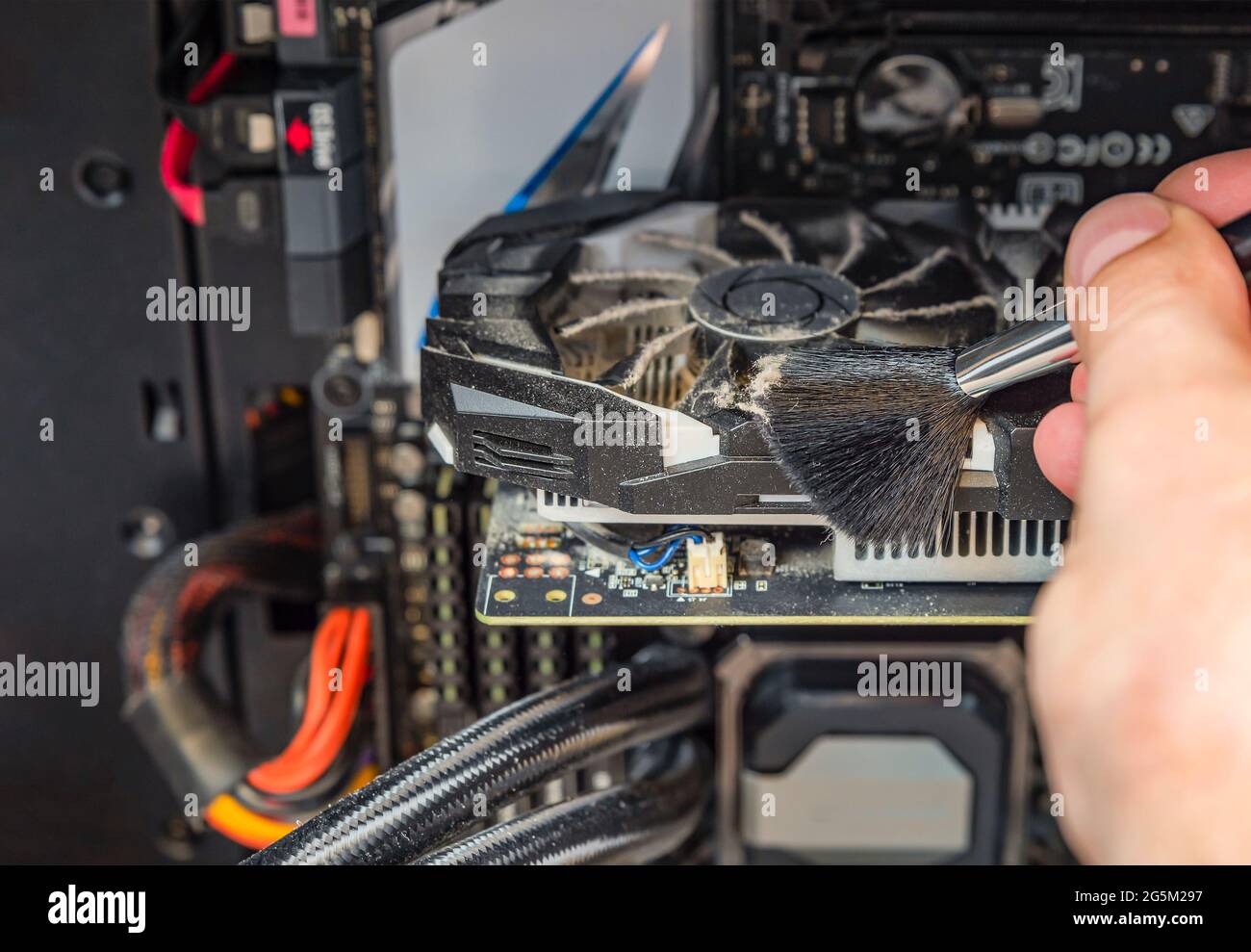 Cleaning your computer. Computer maintenance. Cleaning a dirty computer ...