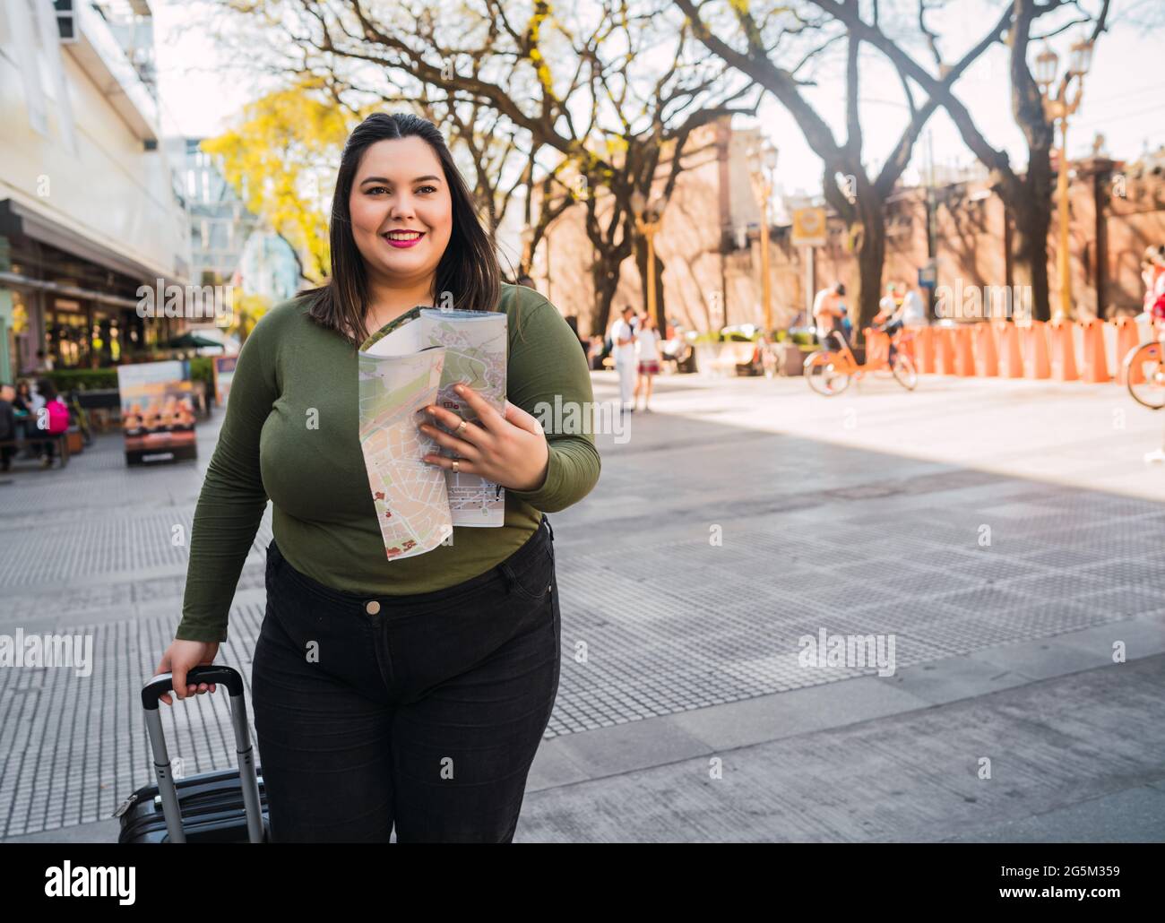 Person holding map hi-res stock photography and images - Alamy