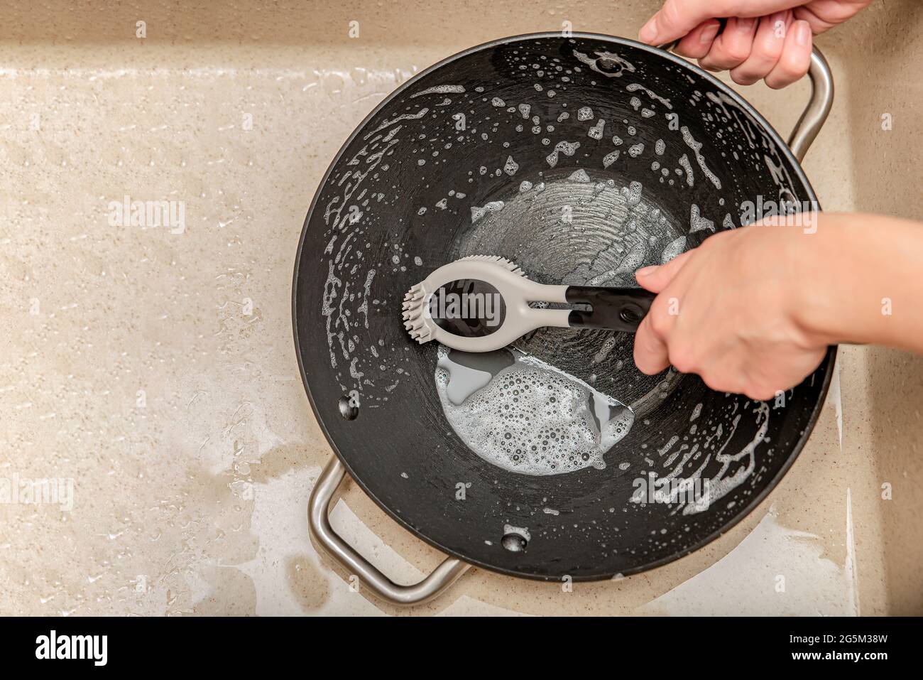 Hand washing pan kitchen hi-res stock photography and images - Alamy