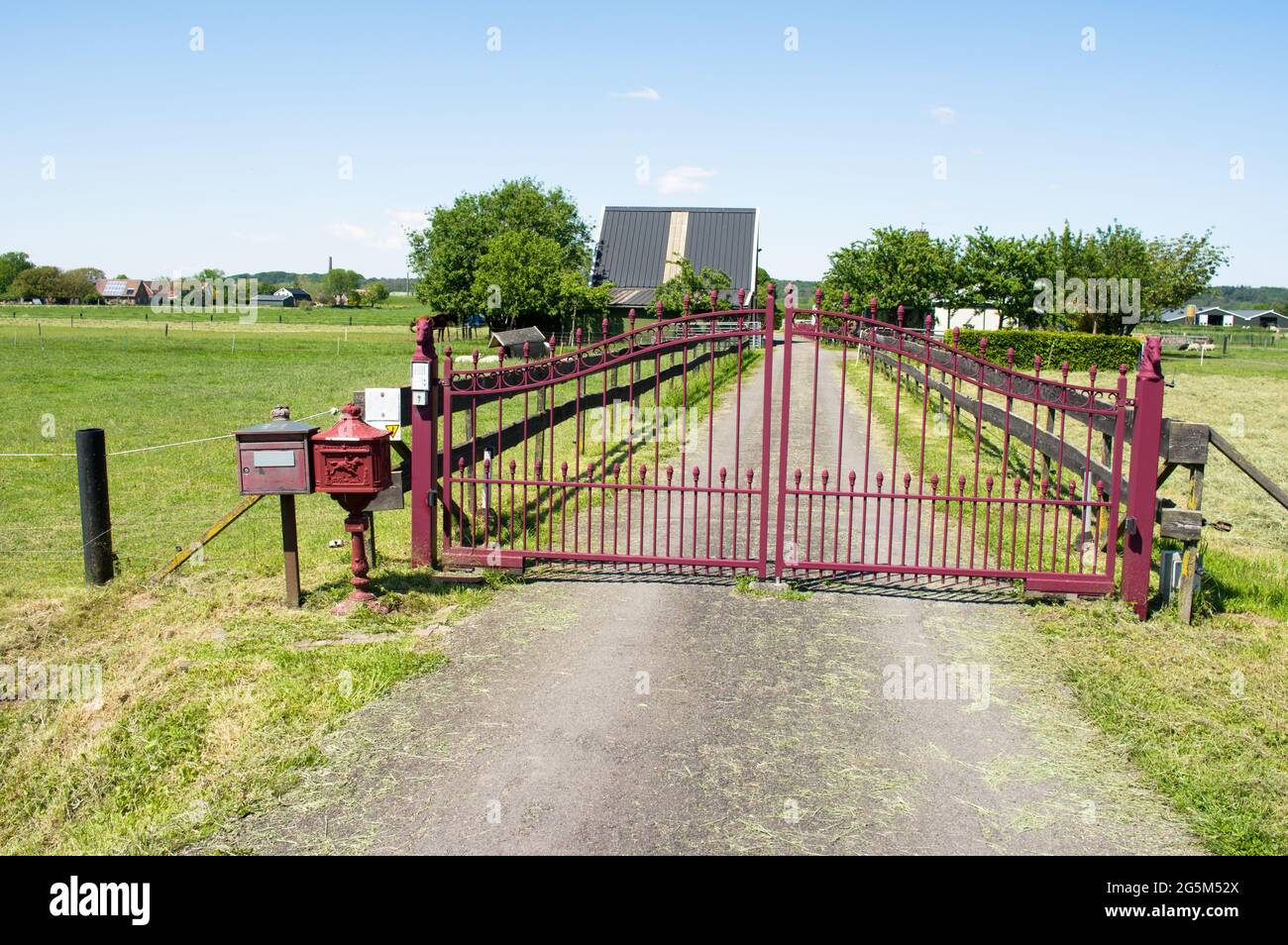 Gate closure house hi-res stock photography and images - Alamy