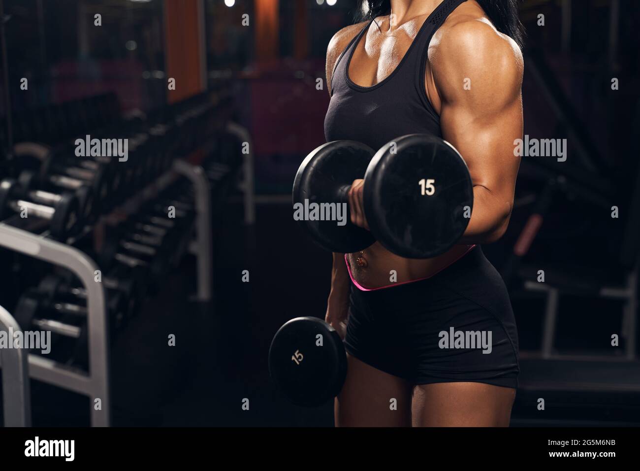Muscular lady lifting weights at the gym Stock Photo - Alamy