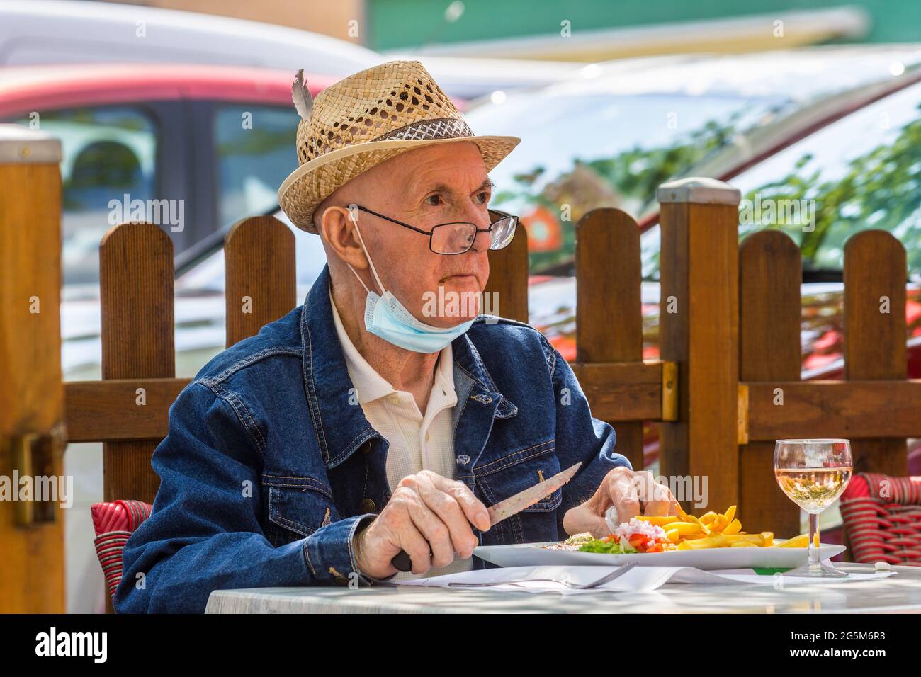 Elderly man eating fish and chips hi-res stock photography and images ...