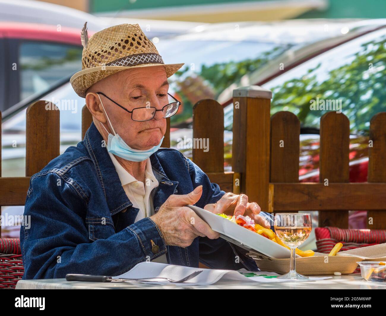 Elderly man eating fish and chips hi-res stock photography and images ...