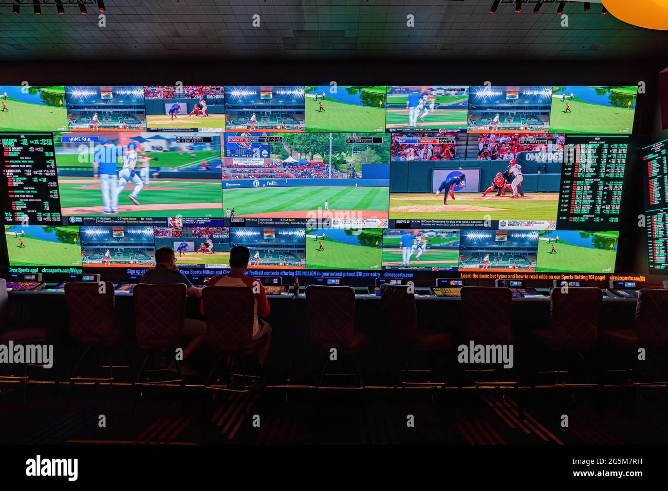 Sports bar tv screen hi-res stock photography and images - Alamy