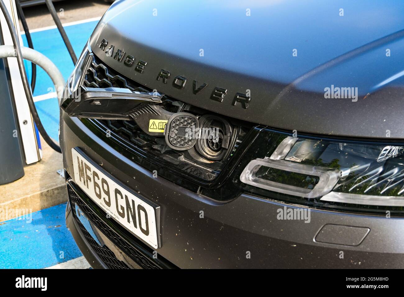 Electric range rover charging hi-res stock photography and images - Alamy