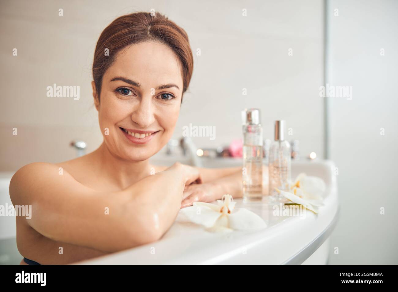 Woman alone bath relax spa hi-res stock photography and images - Alamy