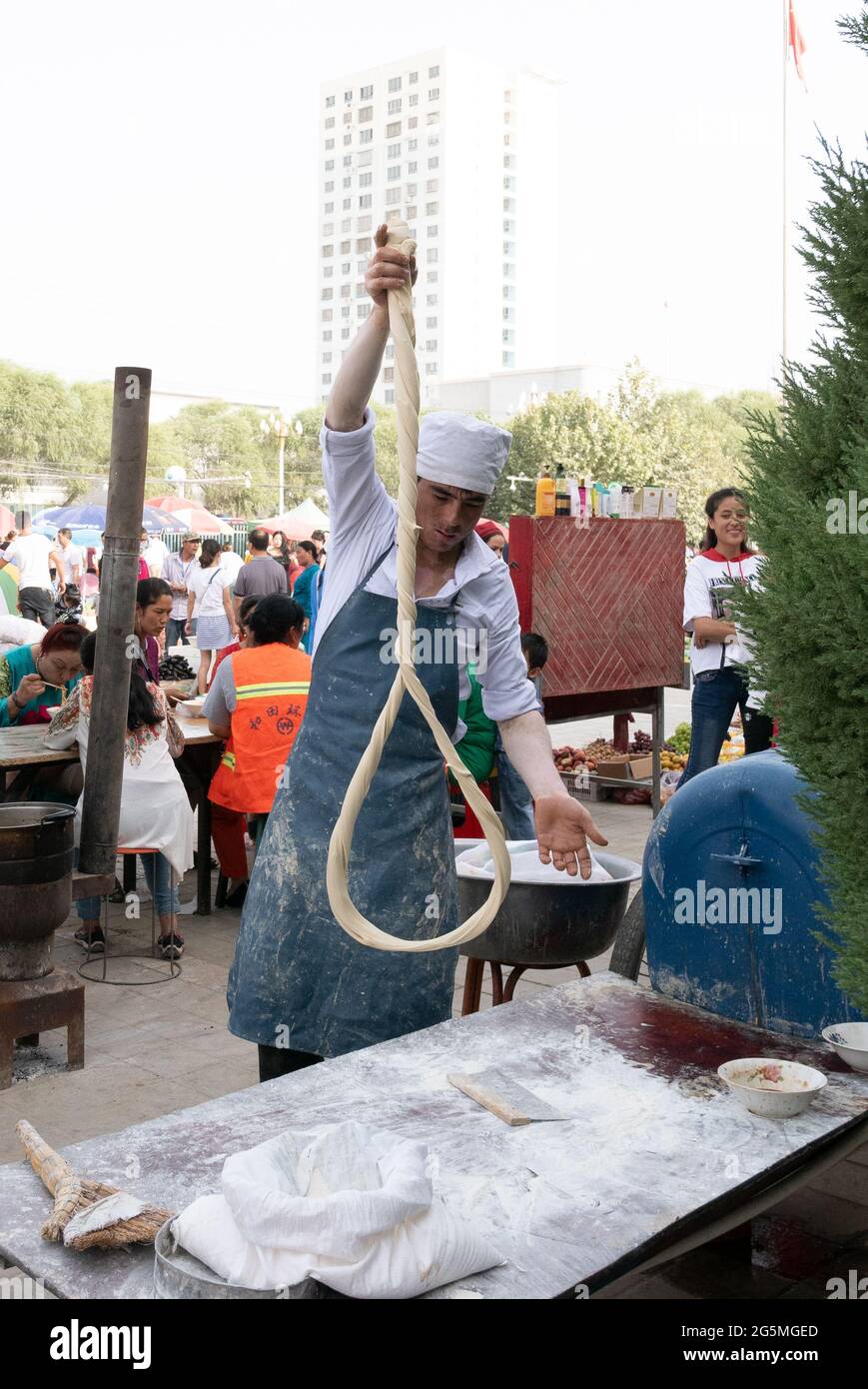 Strand pulling hi-res stock photography and images - Alamy