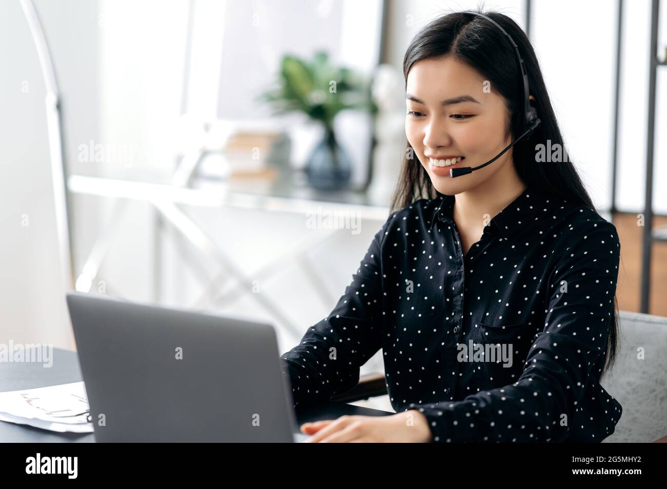Asian girl call center hi-res stock photography and images - Alamy