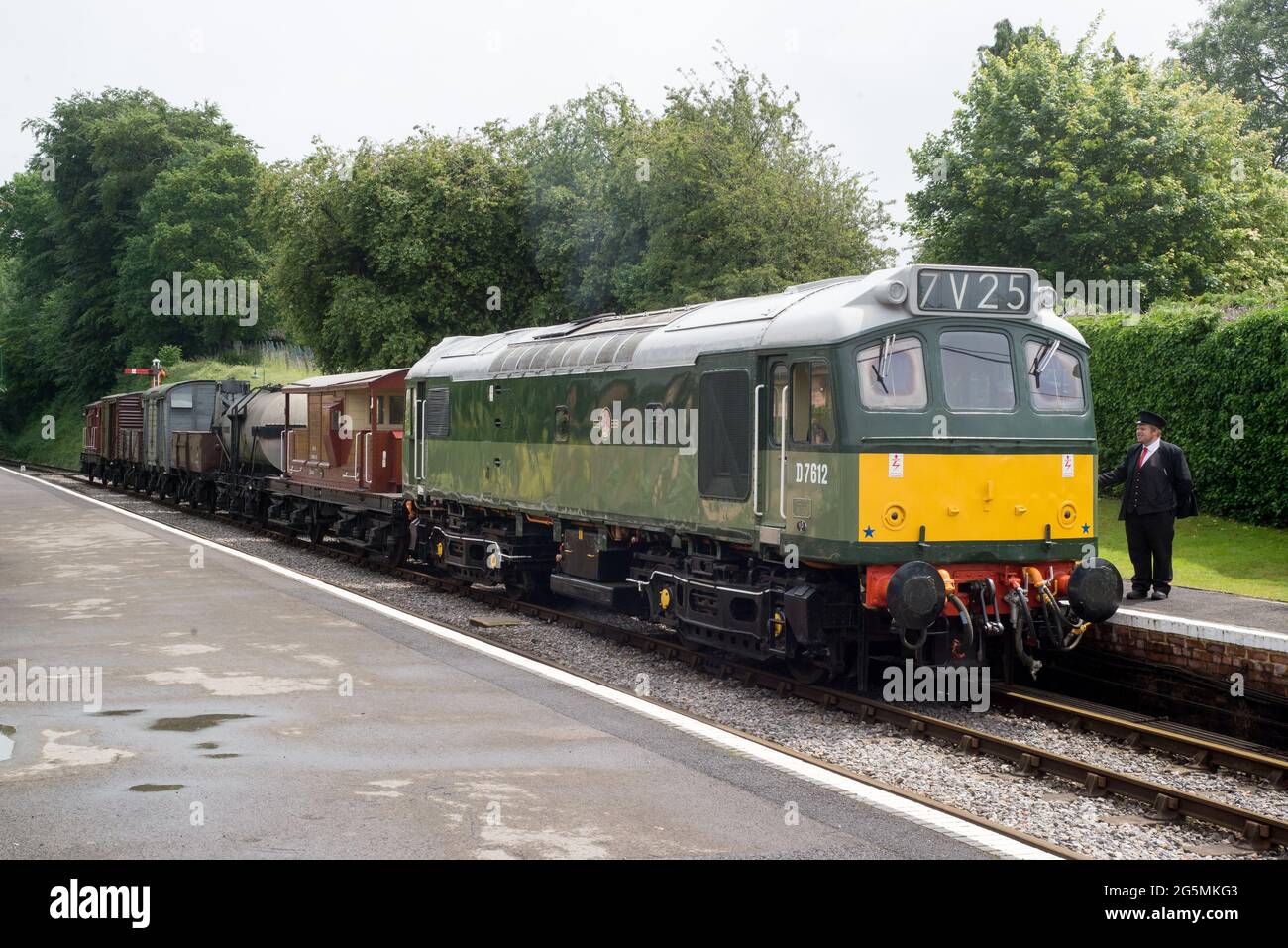 Class 25 Diesel Locomotive D7612 on the Watercress Line, Mid Hants ...