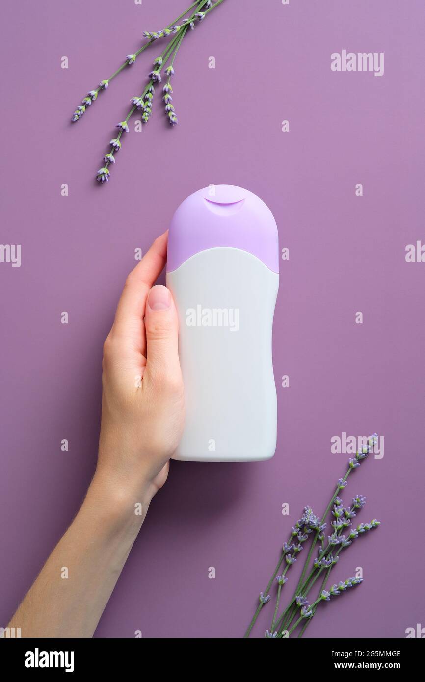 Hand holding shampoo hi-res stock photography and images - Alamy