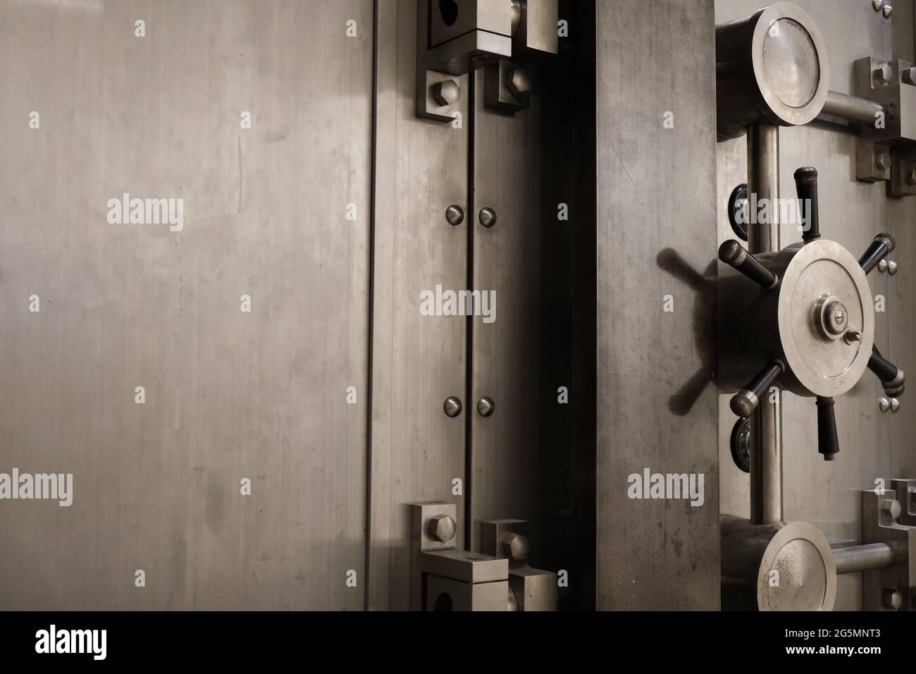 Vault door hi-res stock photography and images - Alamy