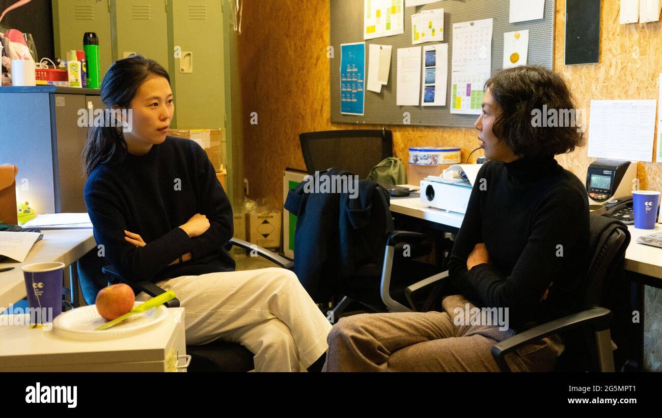 THE WOMAN WHO RAN, (aka DOMANGCHIN YEOJA), from left: KIM Sae-Byuk, KIM ...