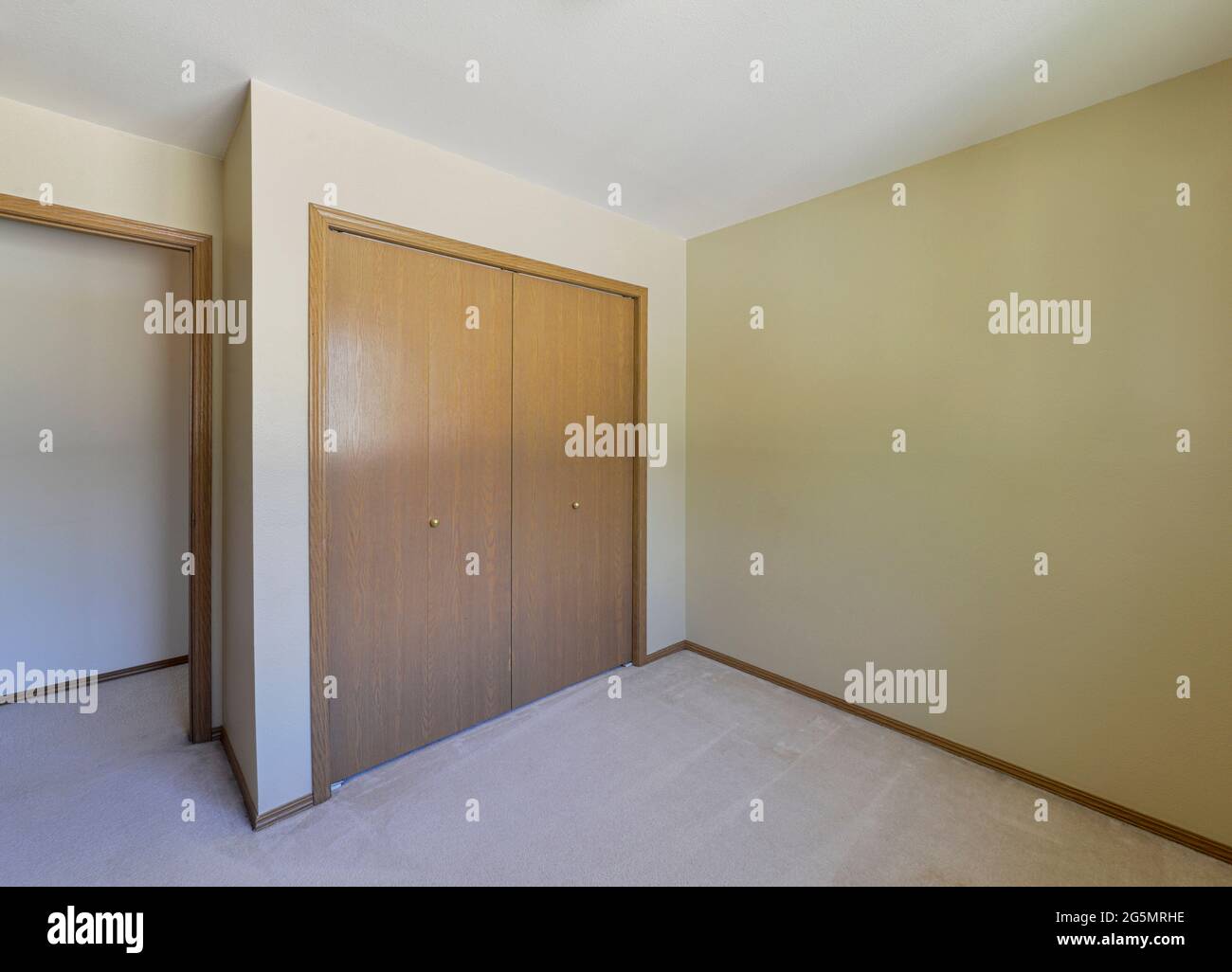 Modern empty residential bedroom interior Stock Photo - Alamy