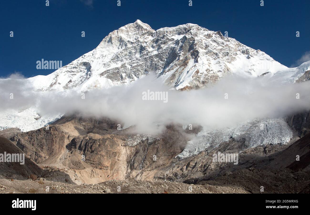 Mount Makalu with clouds, Nepal Himalayas mountains, Barun valley Stock ...