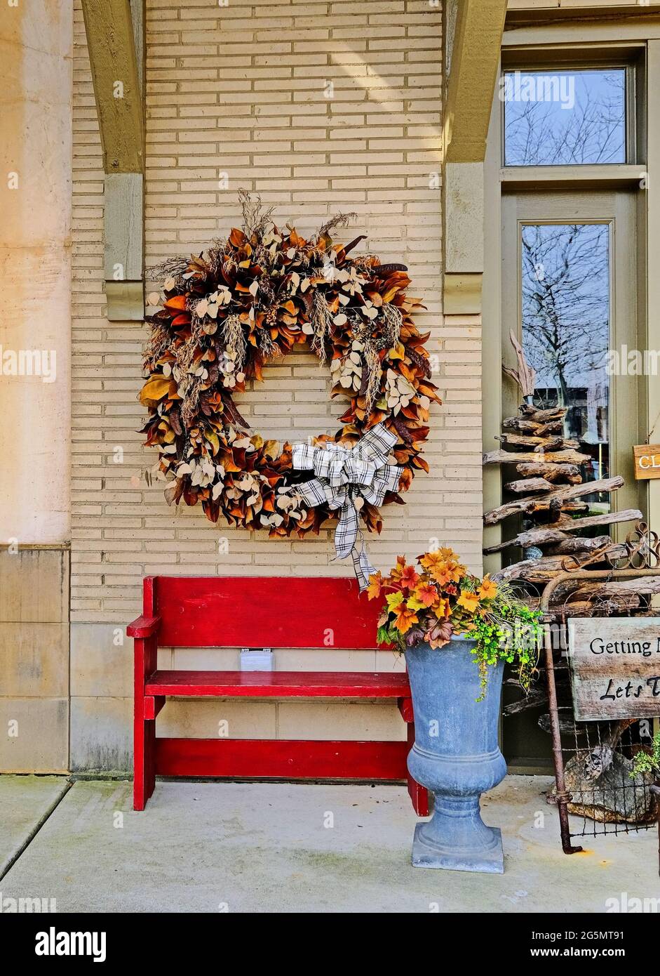 Wreath and Bench Outside Retail Store Stock Photo - Alamy