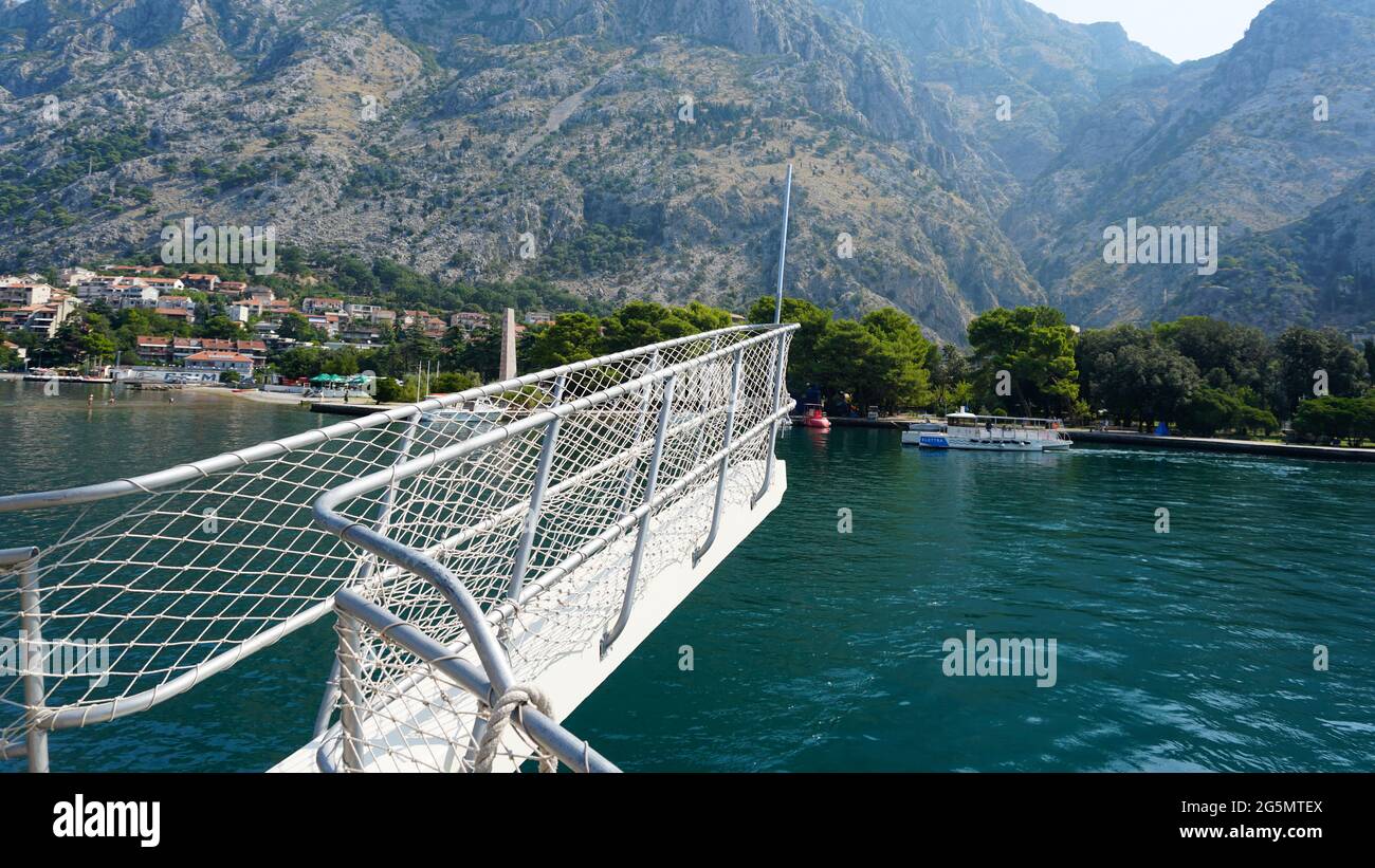 Ship front view bow hi-res stock photography and images - Alamy