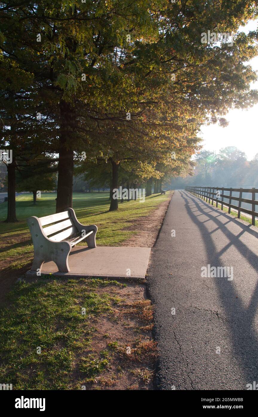 Inviting park bench hi-res stock photography and images - Alamy