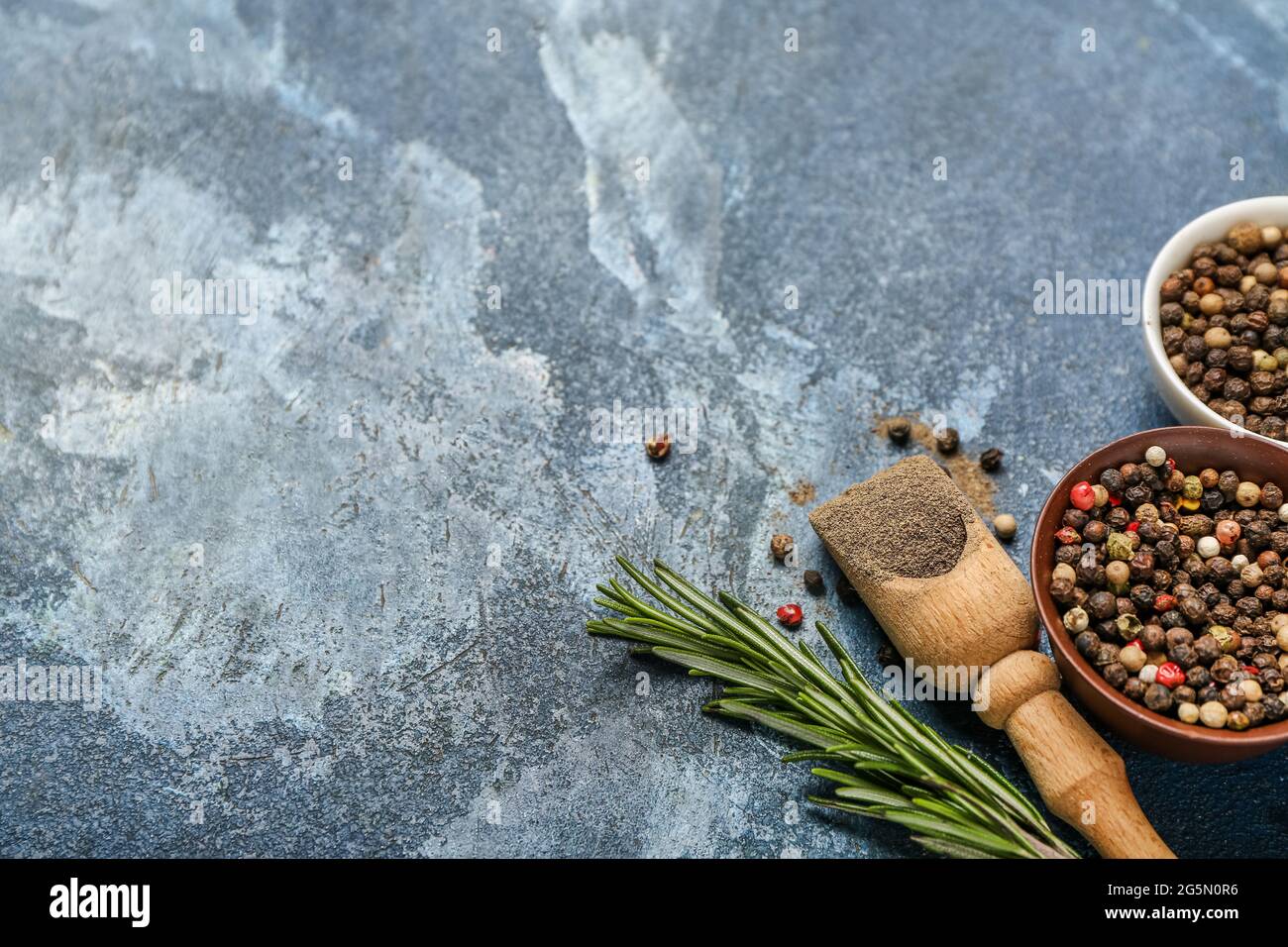 Black pepper powder and peppercorns on color background Stock Photo - Alamy