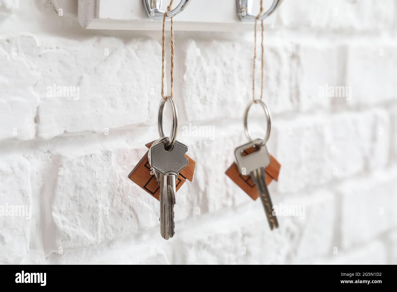 Rack with keys hanging on brick wall Stock Photo - Alamy