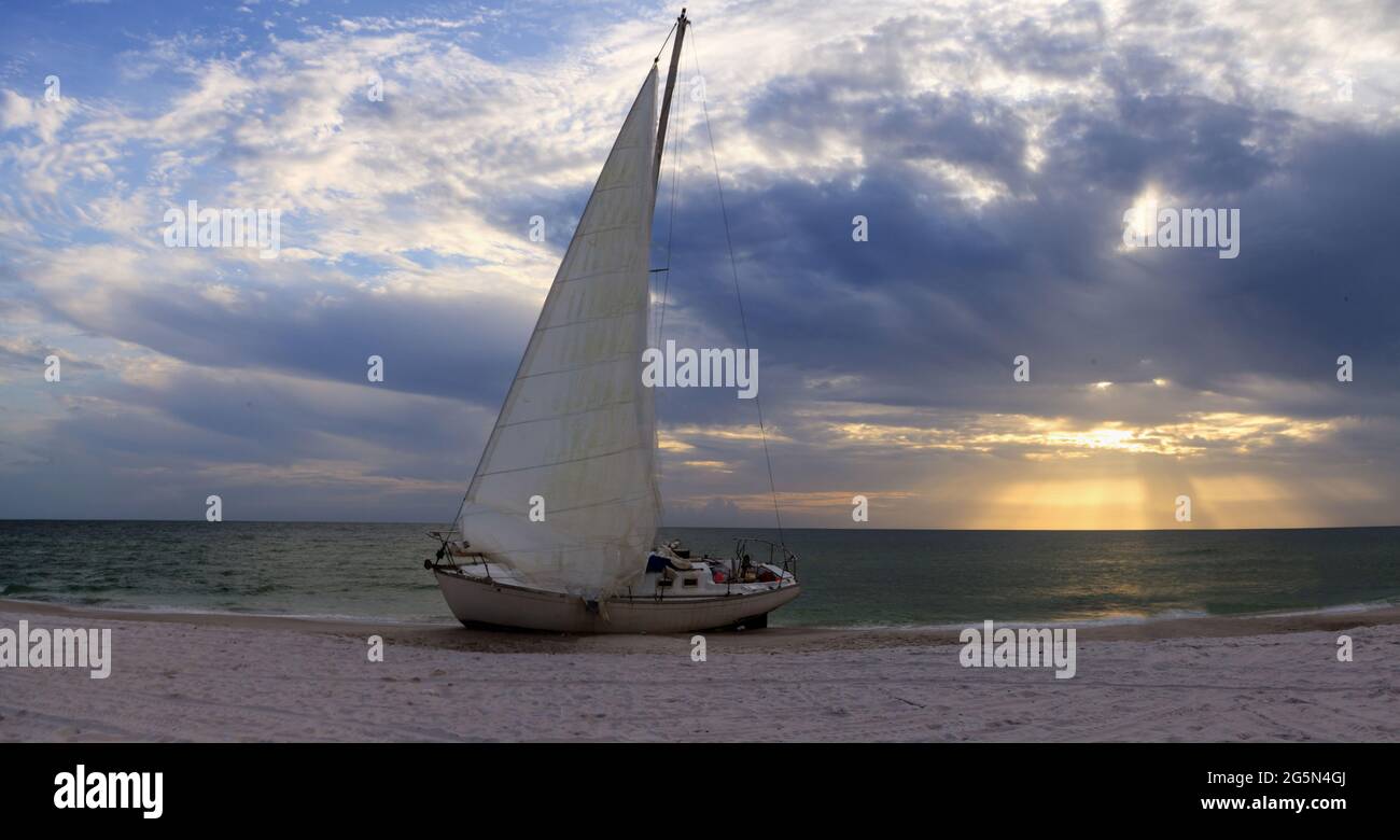 Beautiful sunset over clam hi-res stock photography and images - Alamy
