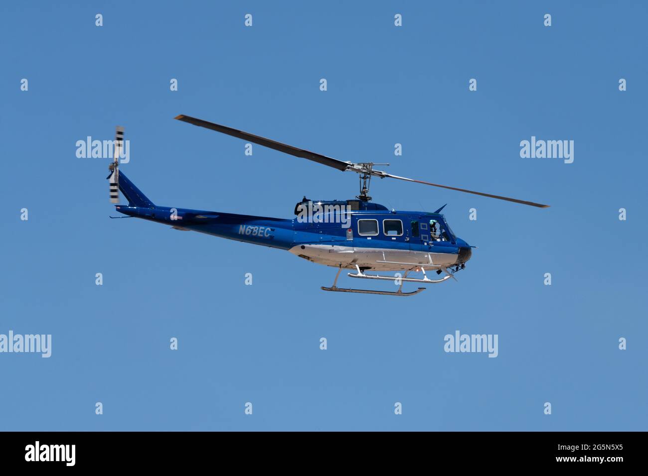 Bell 205 a1 firefighting helicopter hi-res stock photography and images ...