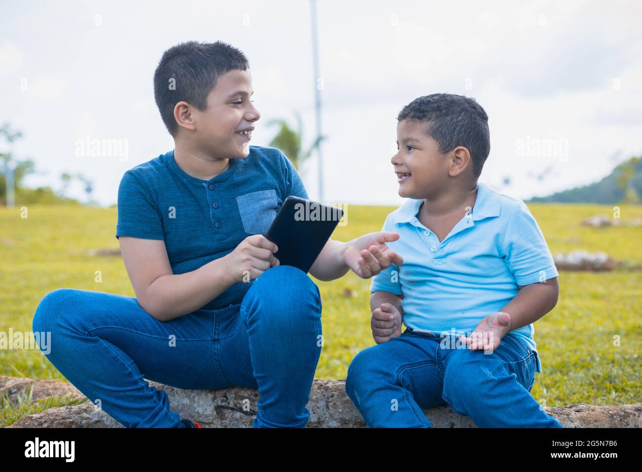 Brothers talking hi-res stock photography and images - Alamy