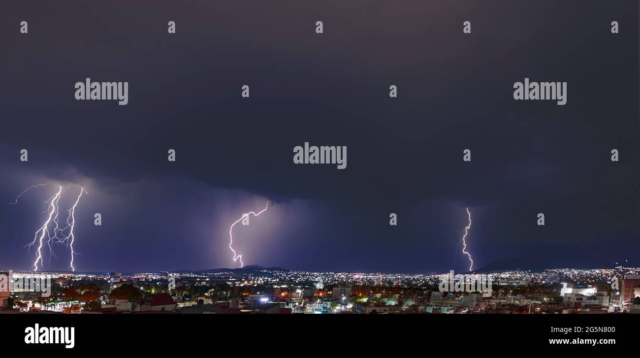 Electrical storm over the city hi-res stock photography and images - Alamy