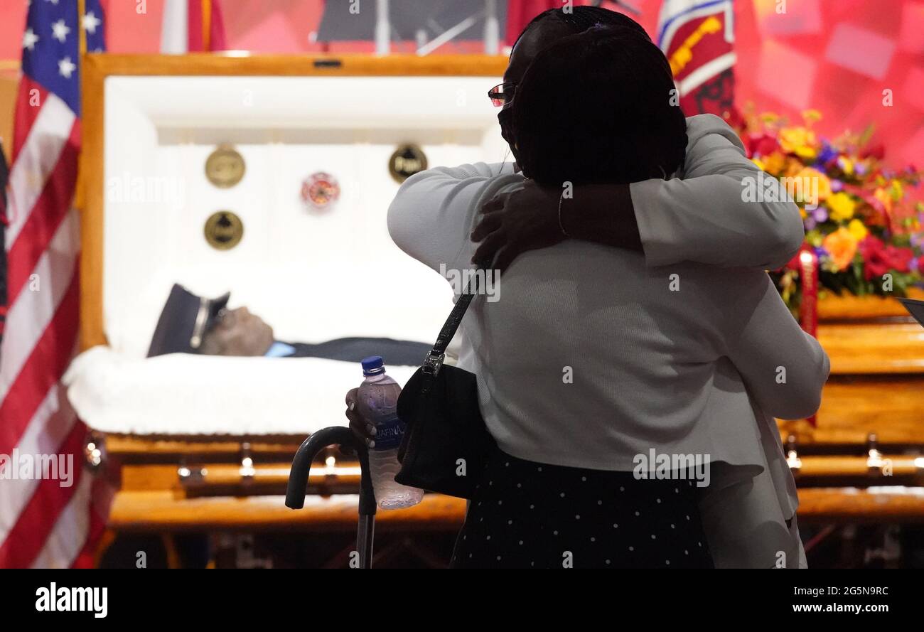 St. Louis, United States. 28th June, 2021. Visitors say hello to Lisa ...