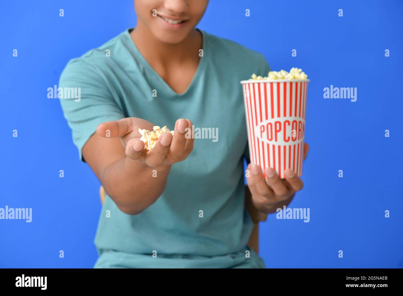 Man eating cereal watching tv hi-res stock photography and images - Alamy