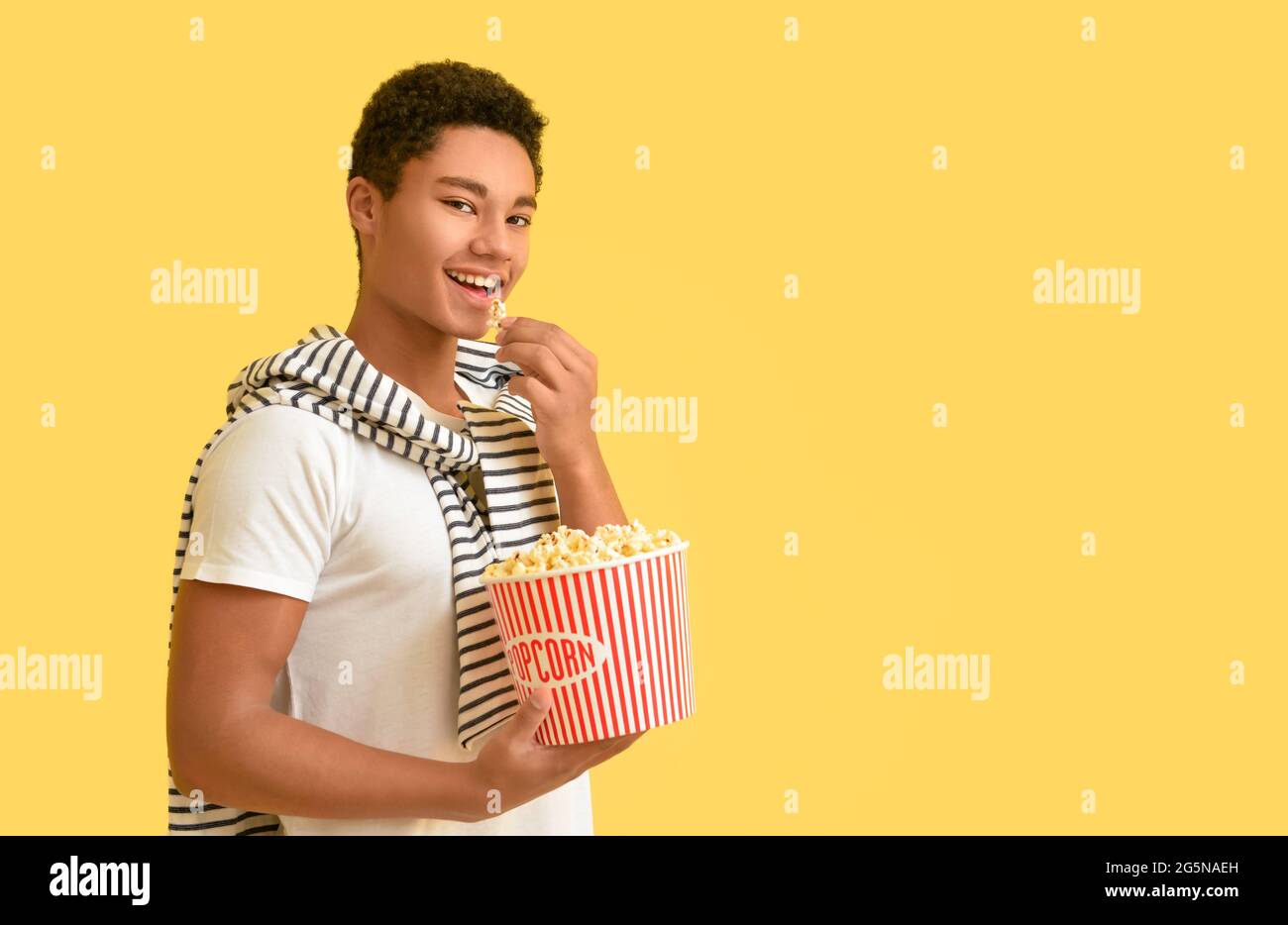 Man eating cereal watching tv hi-res stock photography and images - Alamy