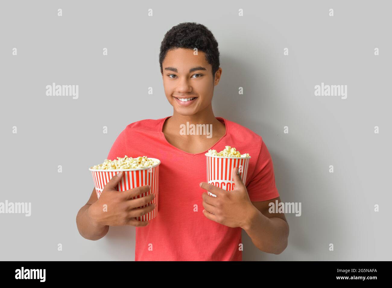 Man eating cereal watching tv hi-res stock photography and images - Alamy