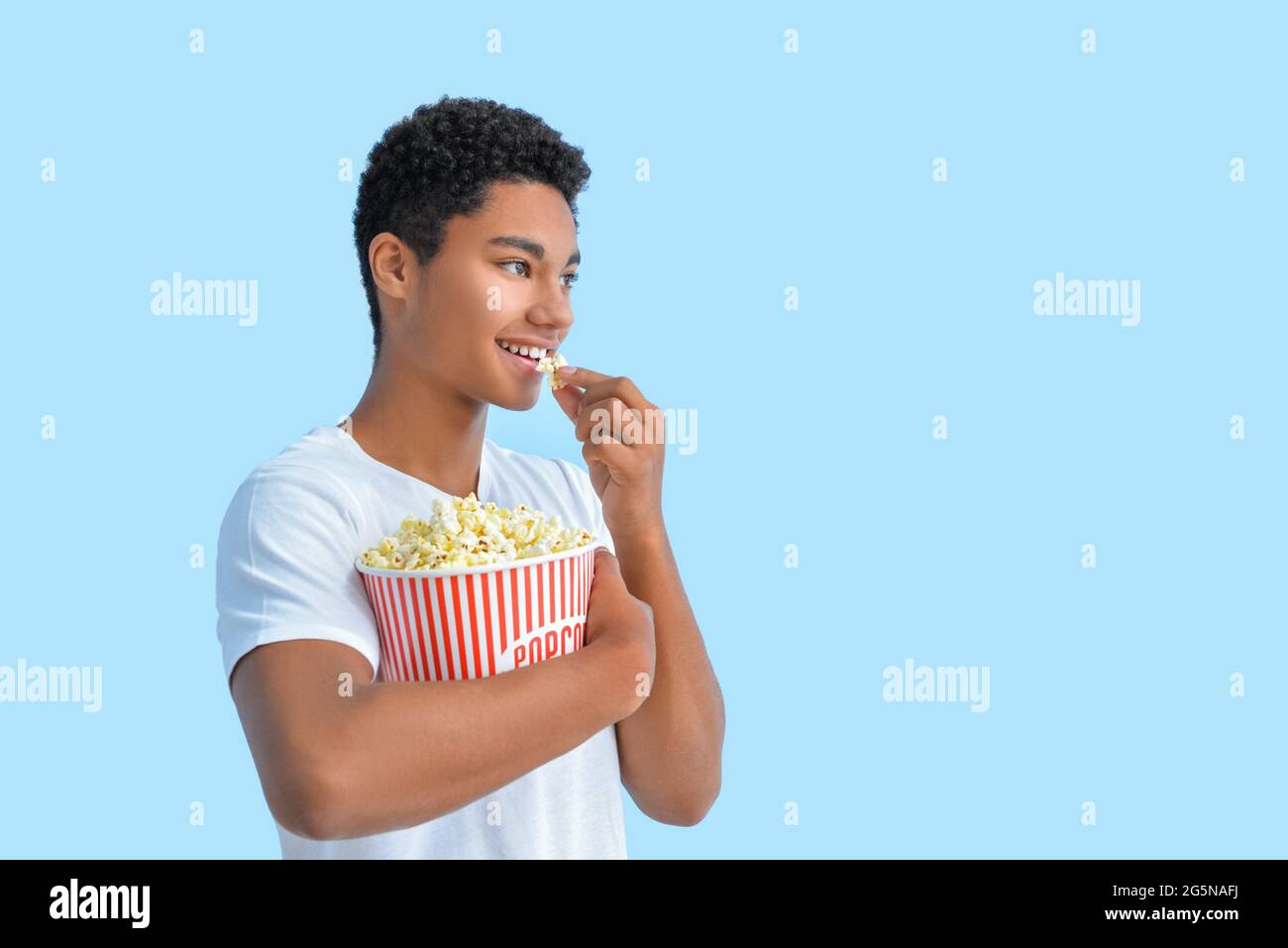 Man eating cereal watching tv hi-res stock photography and images - Alamy