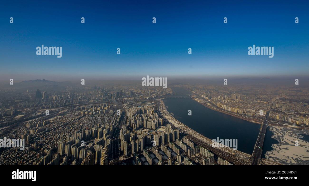 Lotte tower seoul top hi-res stock photography and images - Alamy