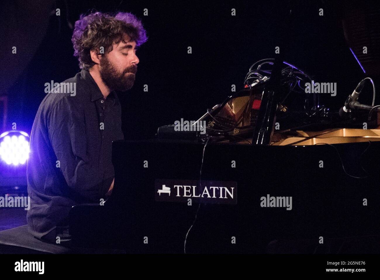 Cantante albanese hi-res stock photography and images - Alamy