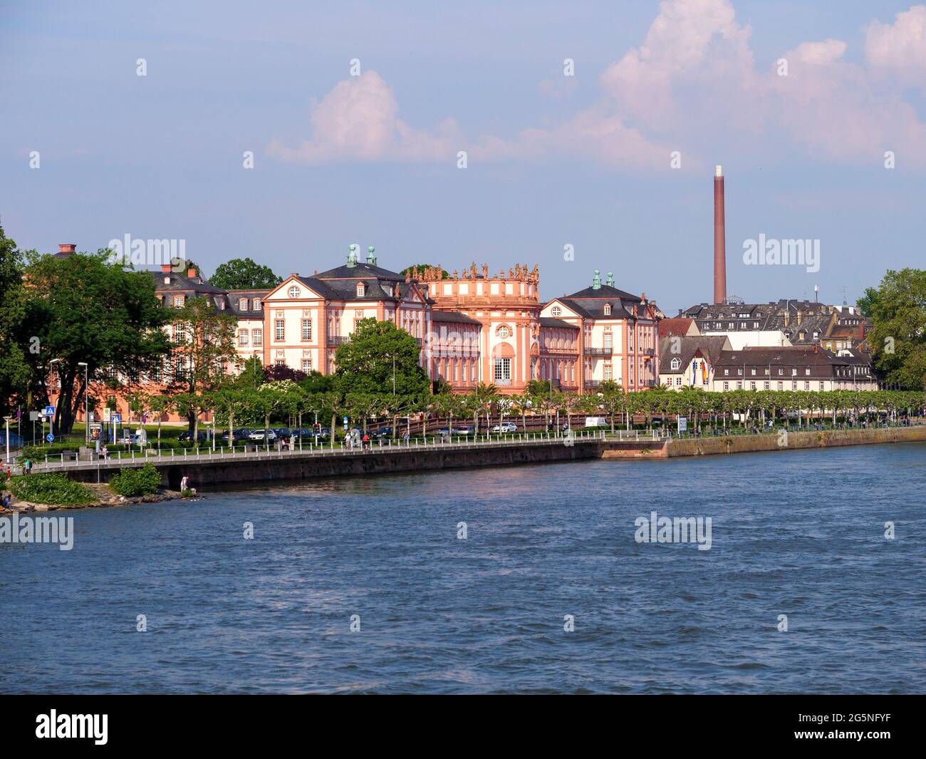 Biebrich castle and people hi-res stock photography and images - Alamy