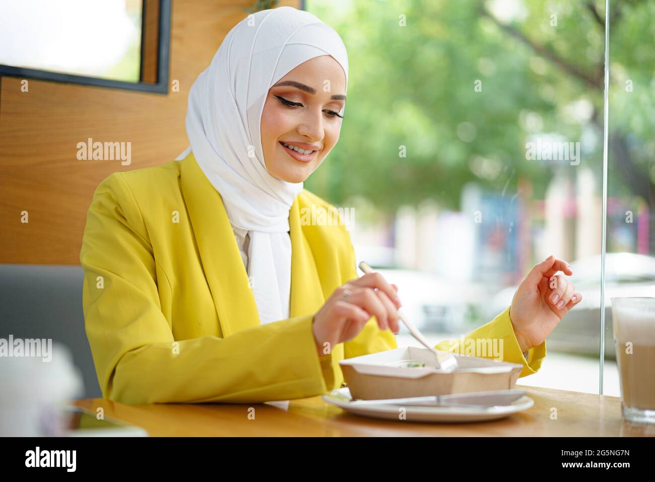 Female hijab lunch table hi-res stock photography and images - Alamy