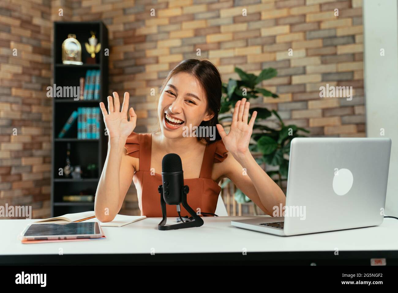 Host camera guest hi-res stock photography and images - Alamy