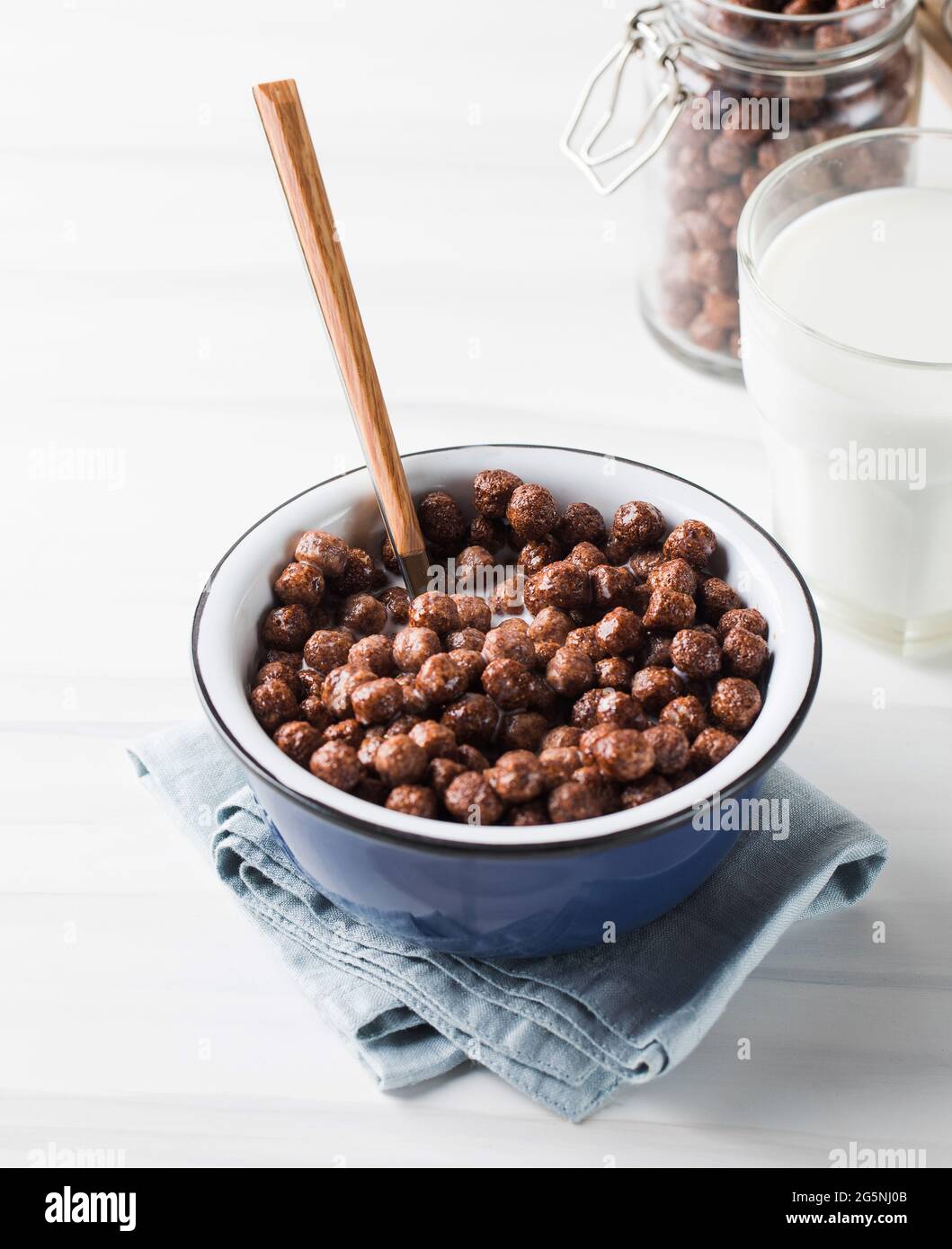 Round cocoa flakes in a bowl. Dry breakfast Stock Photo - Alamy