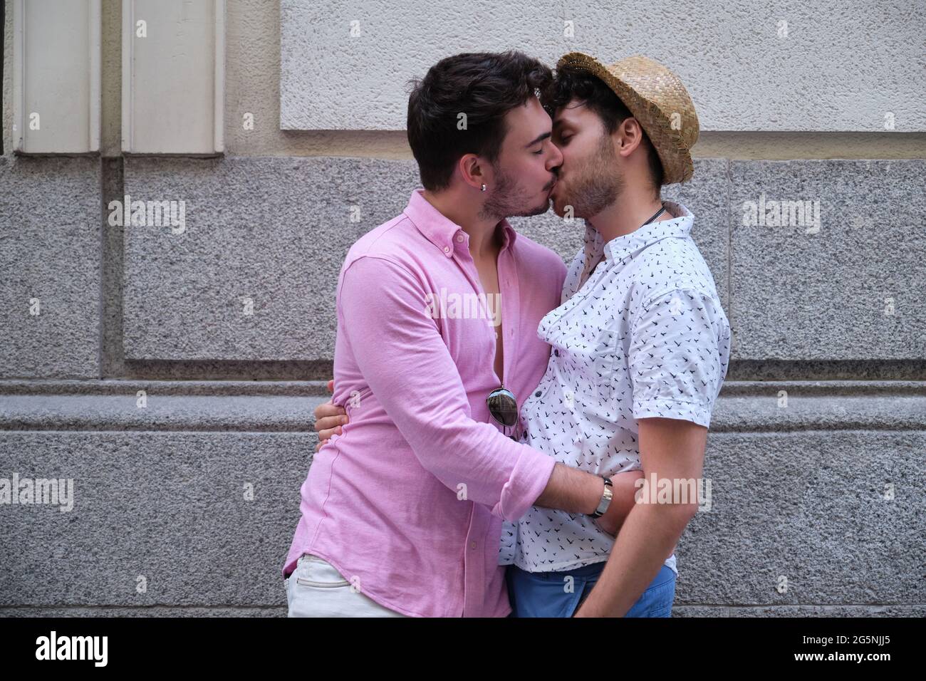 Gay couple kissing man hi-res stock photography and images - Alamy