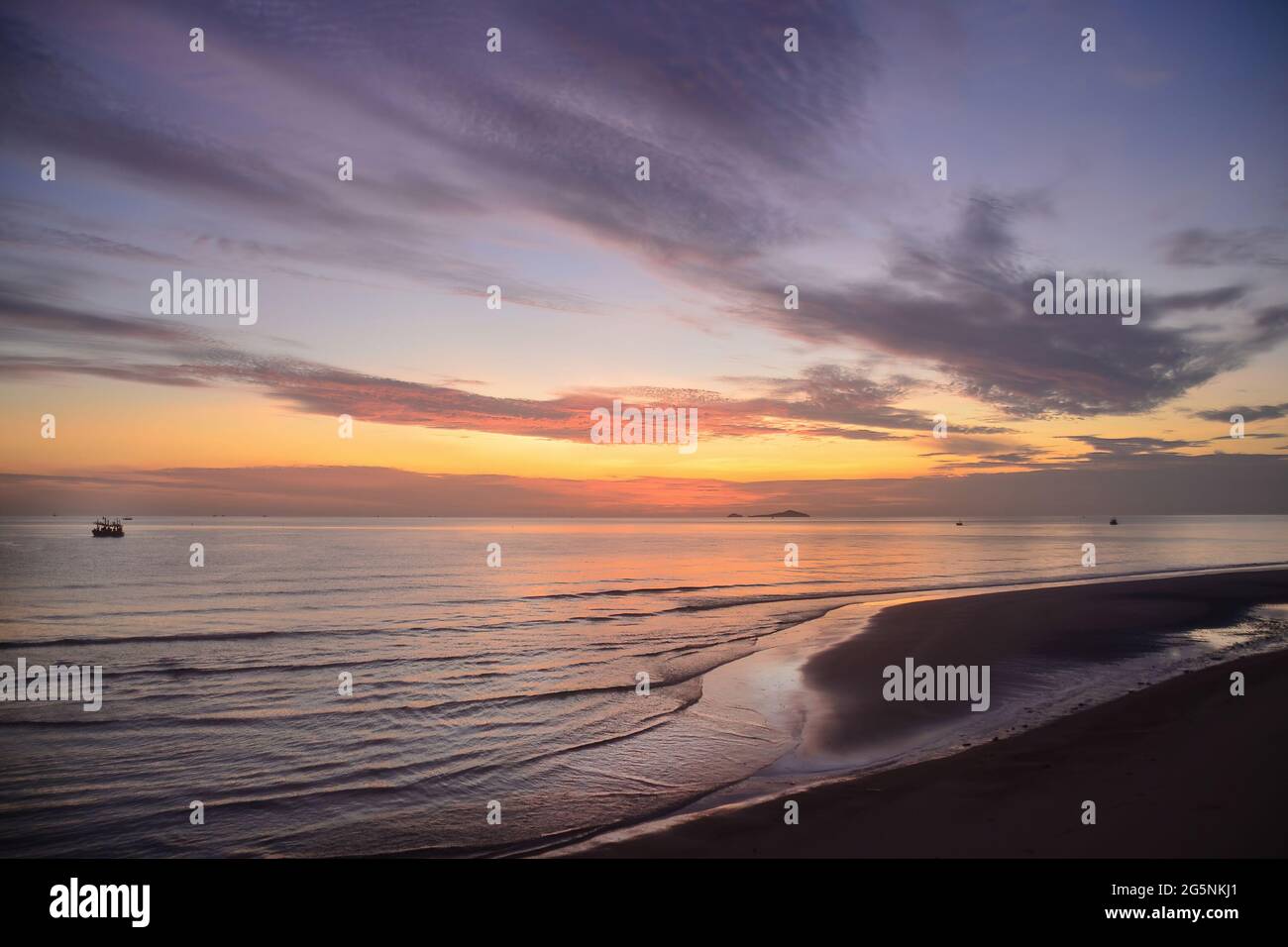 Dawn sky background grey hi-res stock photography and images - Alamy