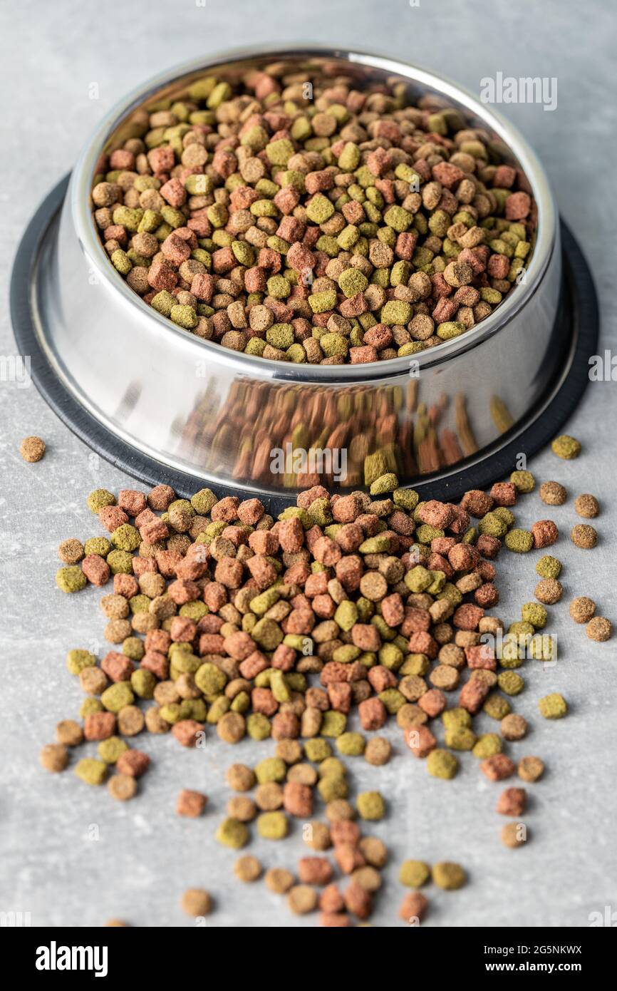 Kibble cat food hi-res stock photography and images - Alamy