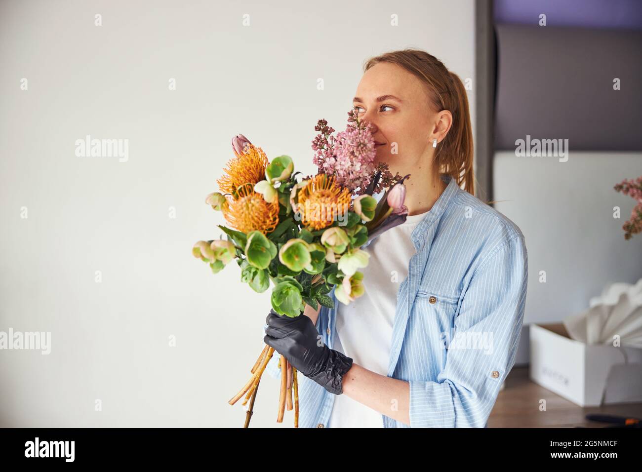 Lady smelling plants hi-res stock photography and images - Alamy