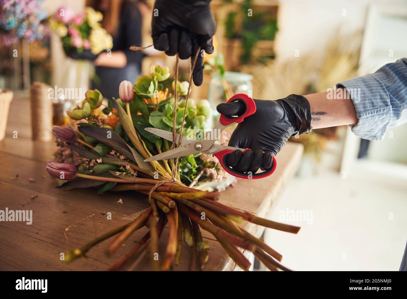 Experienced female florist making a floral arrangement Stock Photo - Alamy