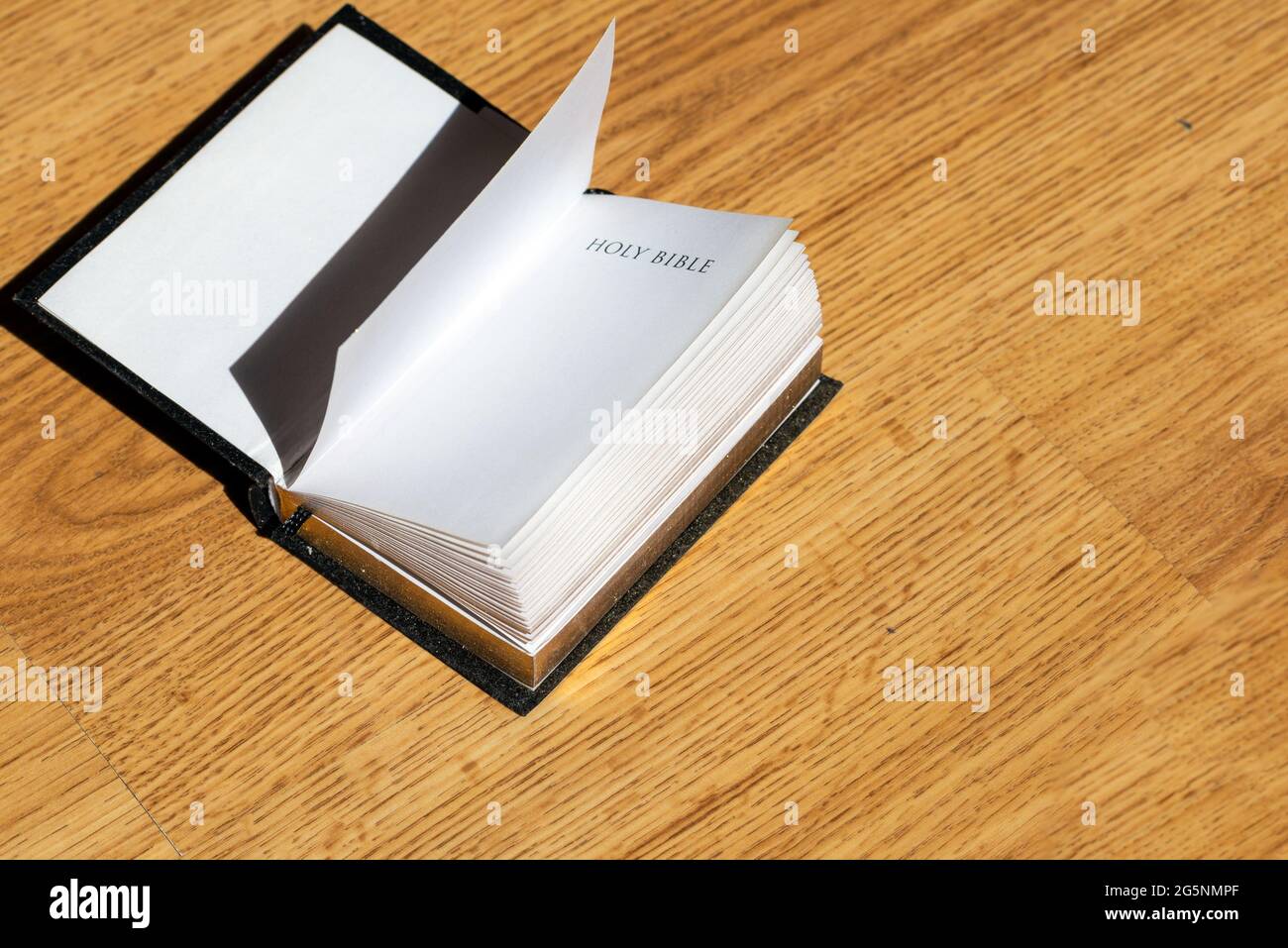 Open holy bible hi-res stock photography and images - Alamy