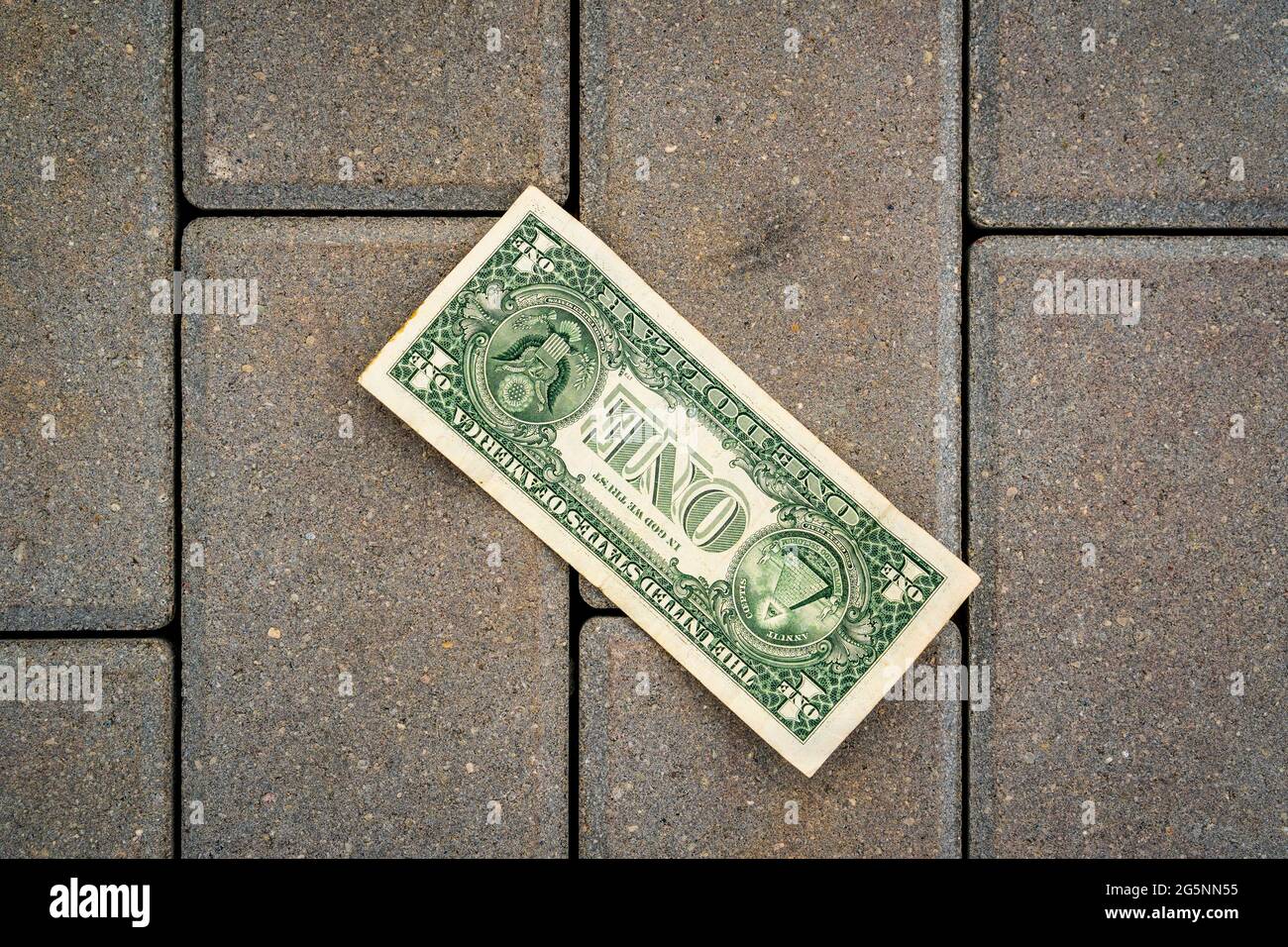 Dropped money pavement hi-res stock photography and images - Alamy