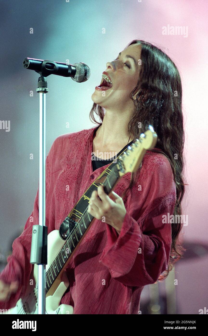 Alanis Morissette 1996 High Resolution Stock Photography and Images - Alamy