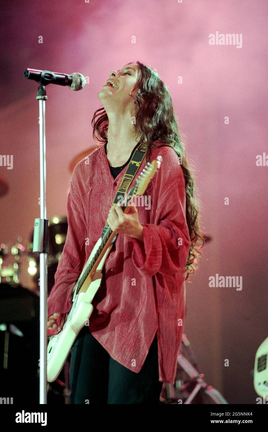 Alanis Morissette 1996 High Resolution Stock Photography and Images - Alamy