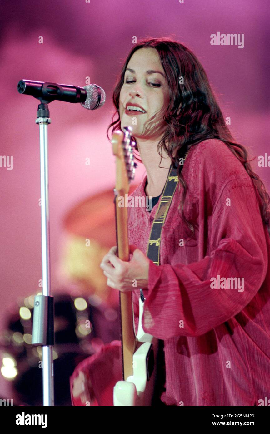 Alanis Morissette 1996 High Resolution Stock Photography and Images - Alamy