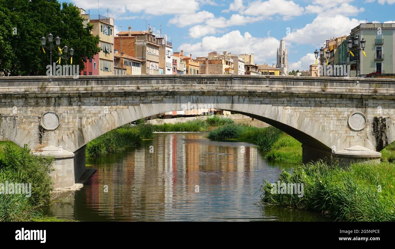 Puente de piedra río onyar girona hi-res stock photography and images ...